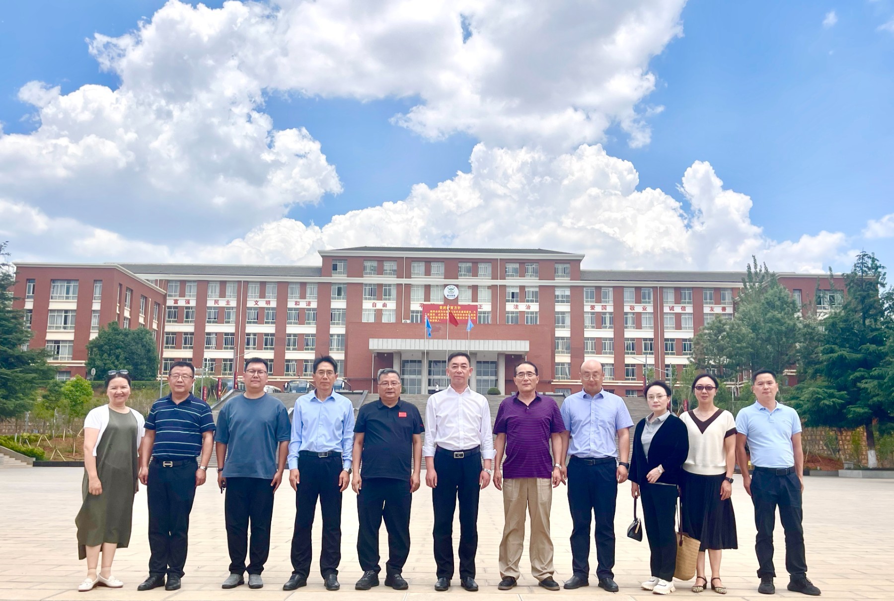 扬州大学广陵学院院长凌云志一行莅临我校交流指导 云南大学滇池学院